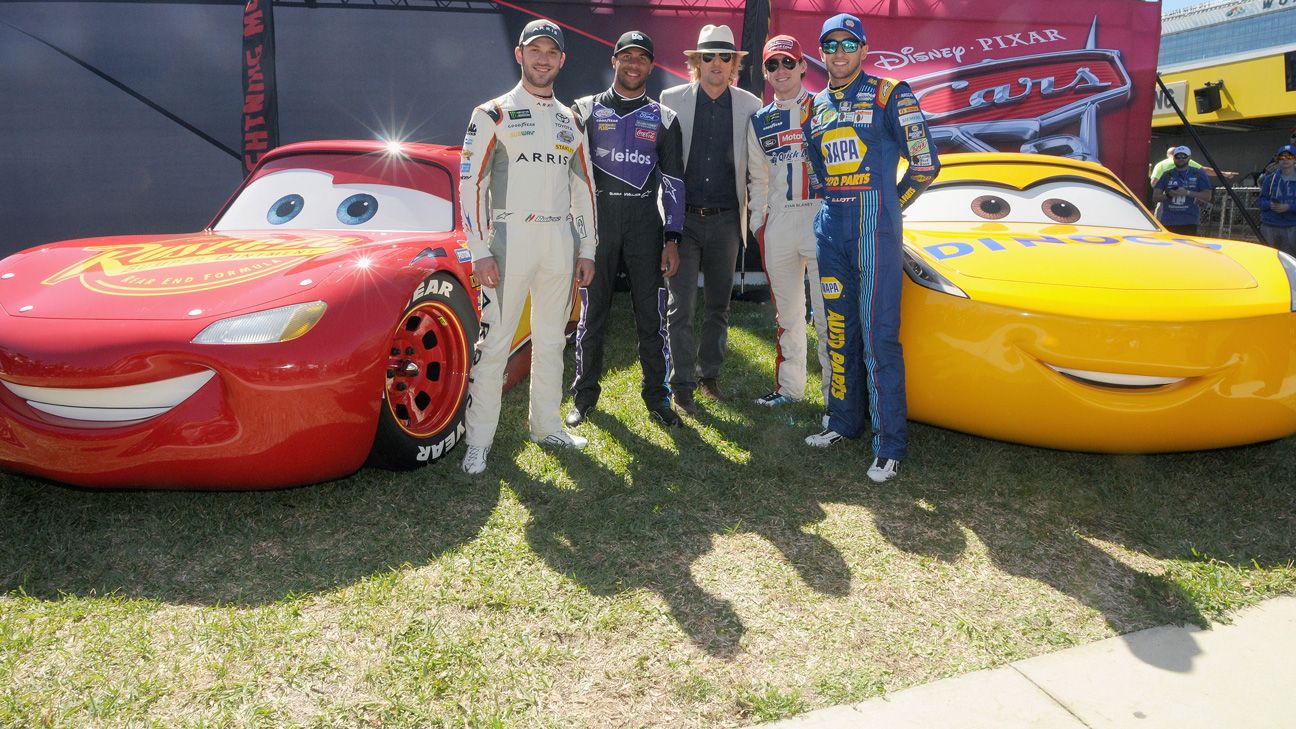 Daniel Suárez posó con los protagonistas de Cars 3