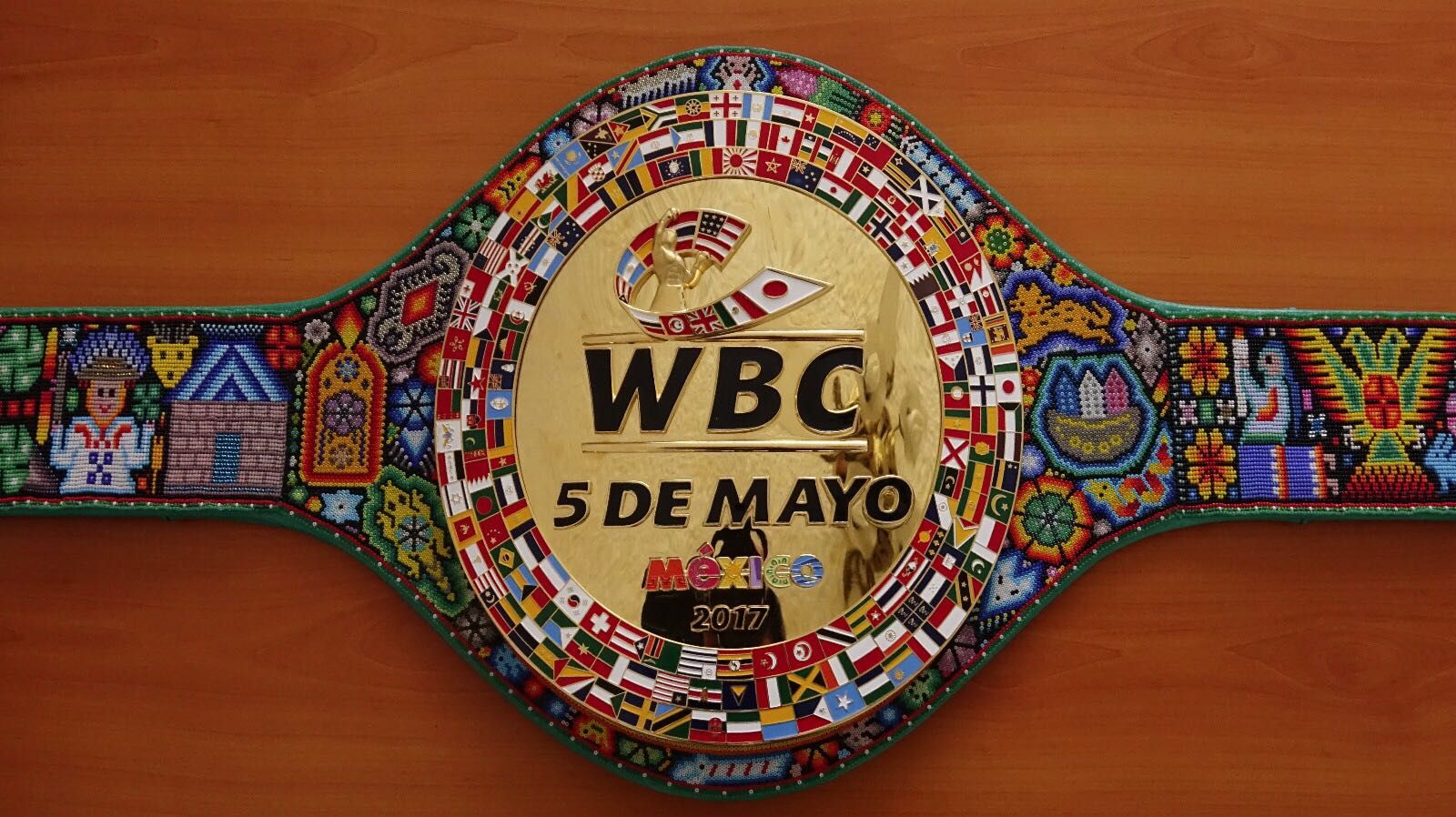 Presentan cinturón artesanal para pelea 'Canelo' vs Chávez Jr.