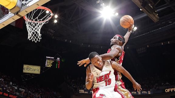 LeBron con una volcada brutal sobre Damon Jones - ESPN Video