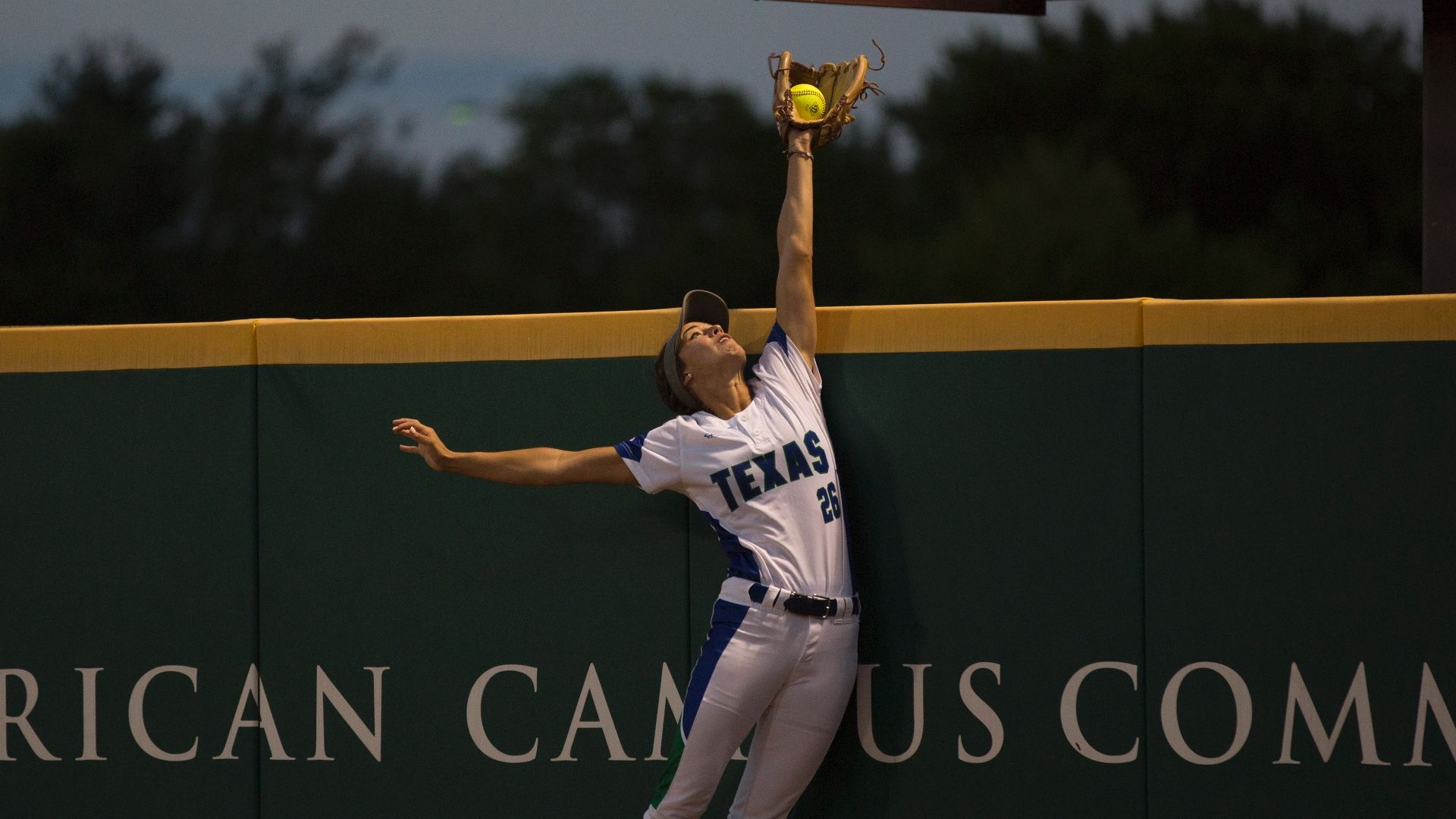 Flashback: Texas outfielder robs 3-run homer - ESPN Video