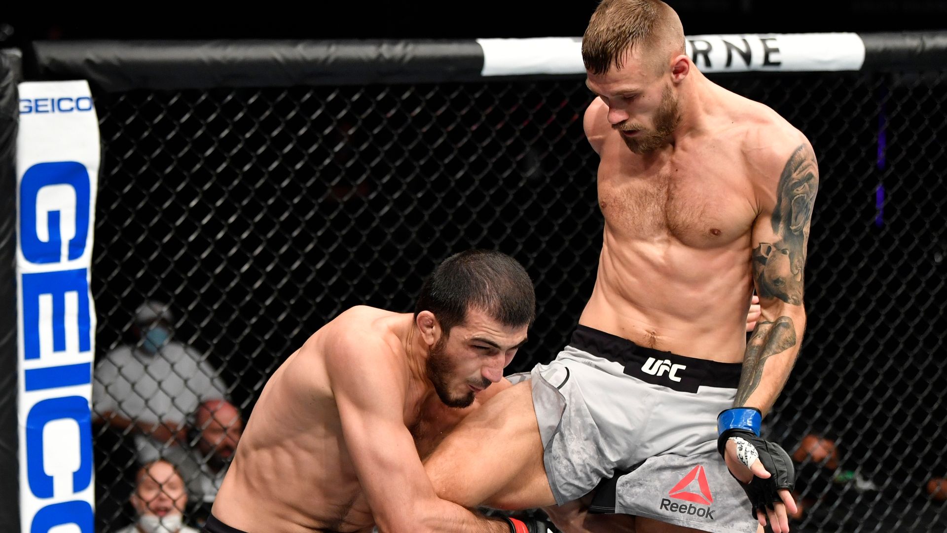 Stolze hits Emeev with massive knee at the end of Round 1 - ESPN Video