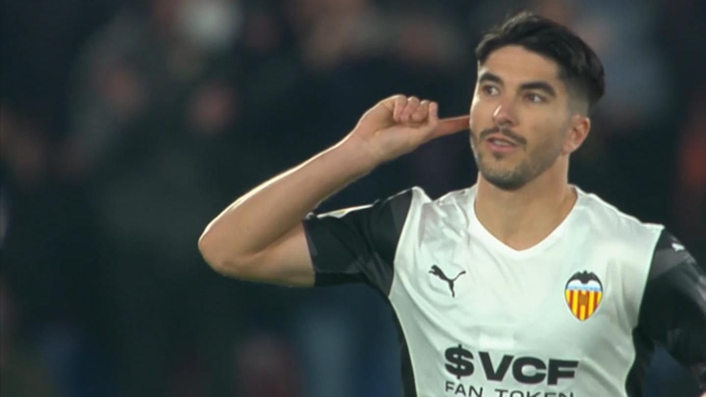 Carlos Soler's penalty brings Valencia level at Levante - ESPN Video