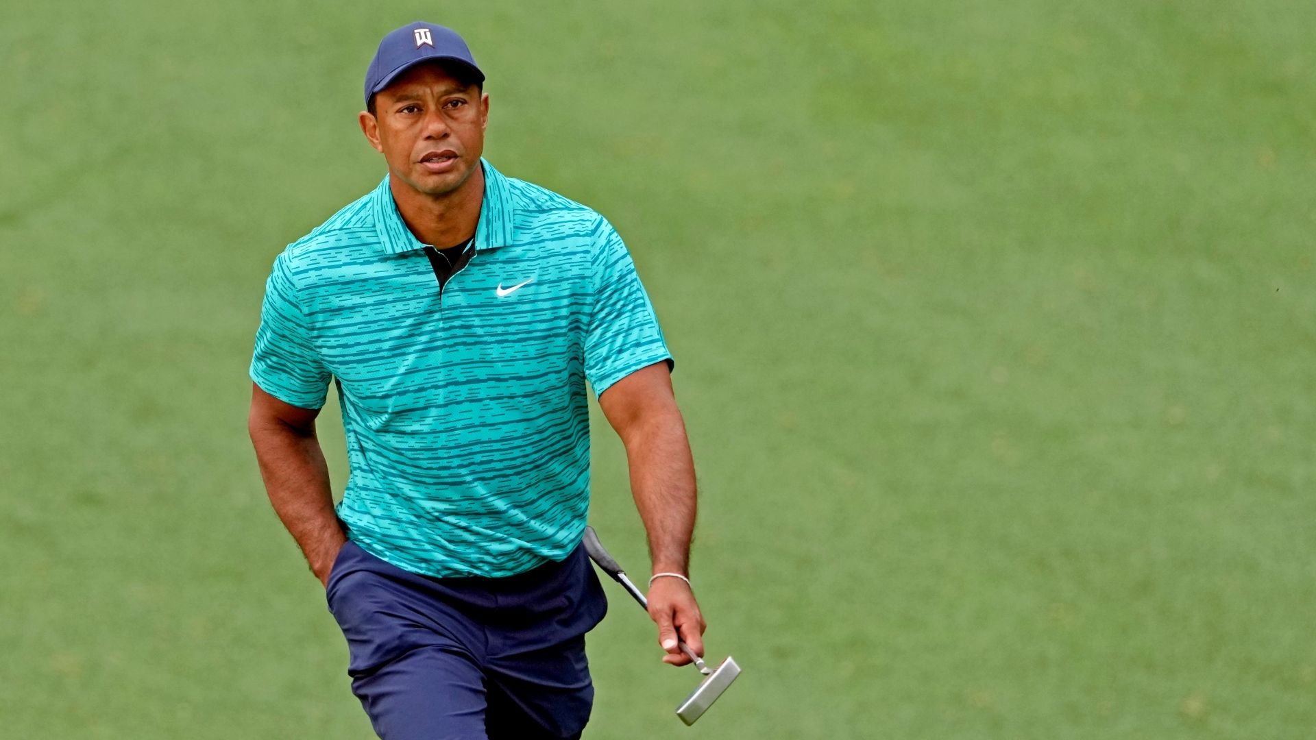 Tiger's beautiful approach shot helps him card a birdie on 10 - ESPN Video