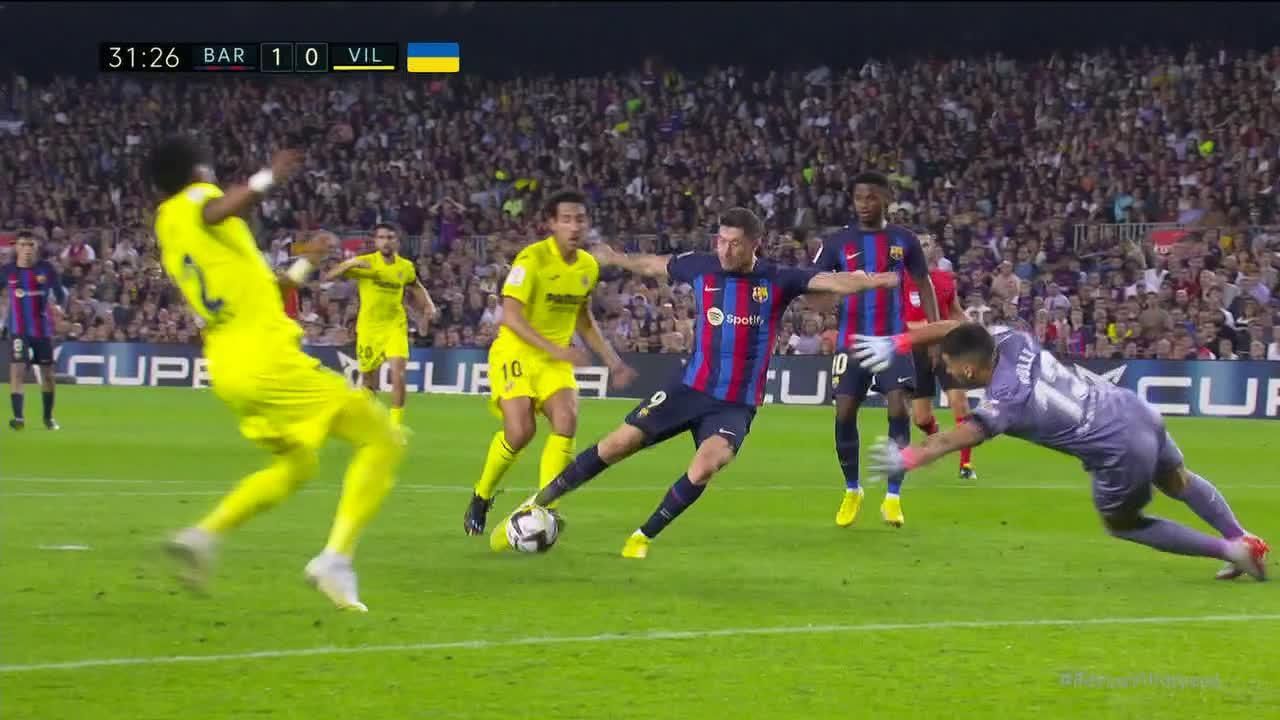Lewandowski's clinical turn and finish puts Barcelona ahead - ESPN Video