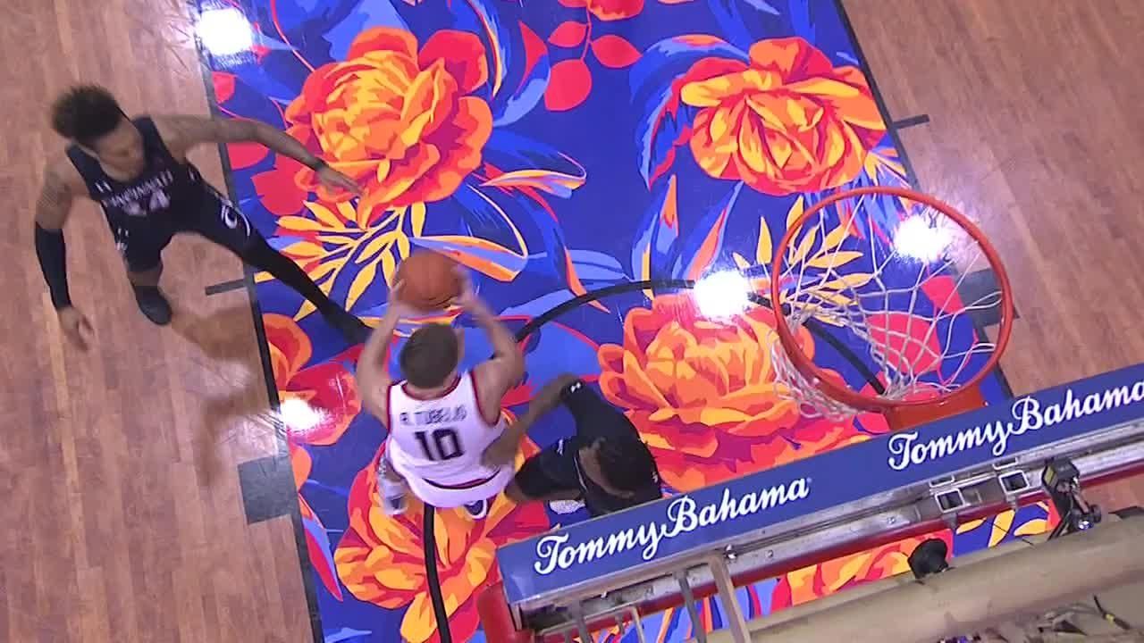 Oumar Ballo shows off vision with nice pass vs. Cincinnati Bearcats ...