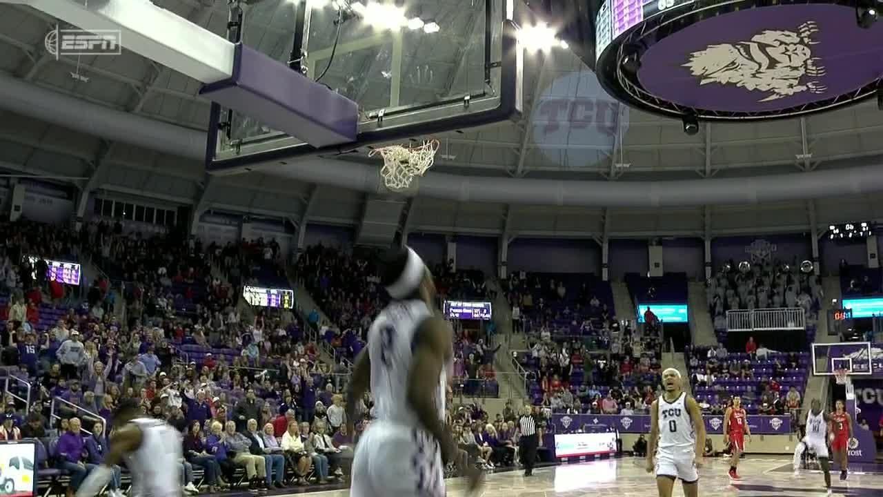 Emanuel Miller throws down powerful slam dunk vs. Texas Tech Red ...