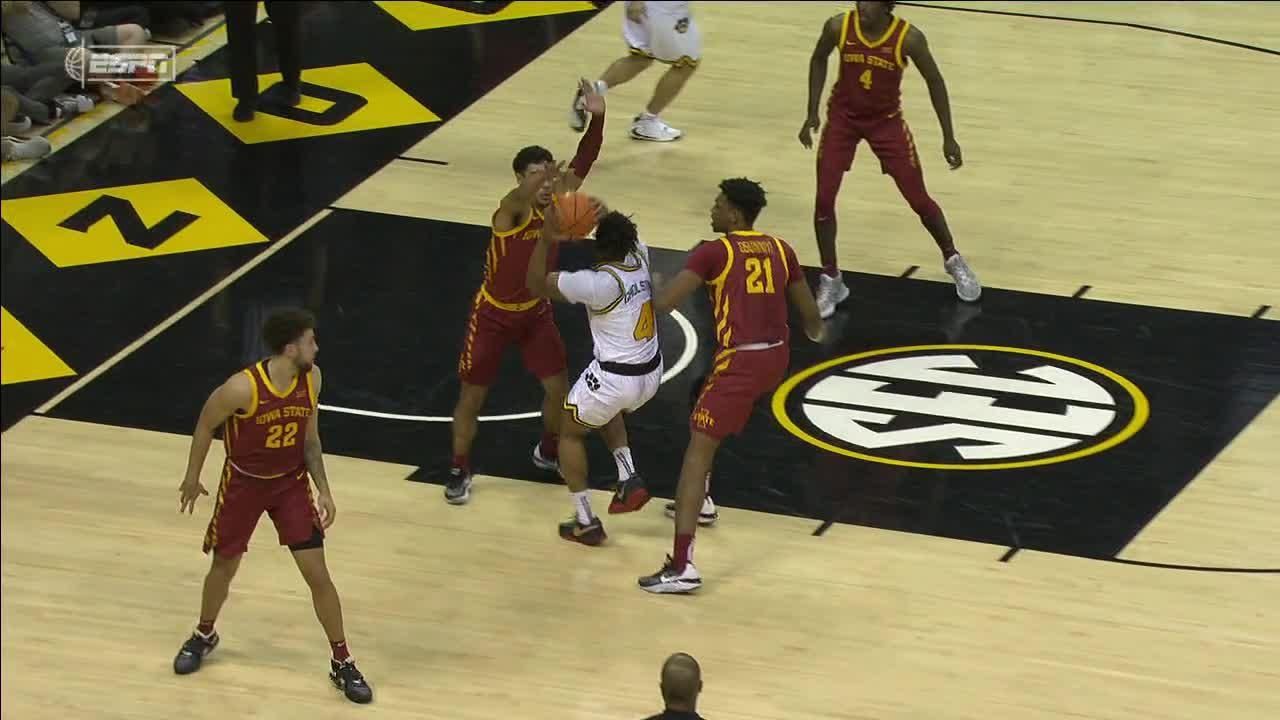 Noah Carter shows off vision with nice dish vs. Iowa State Cyclones ...