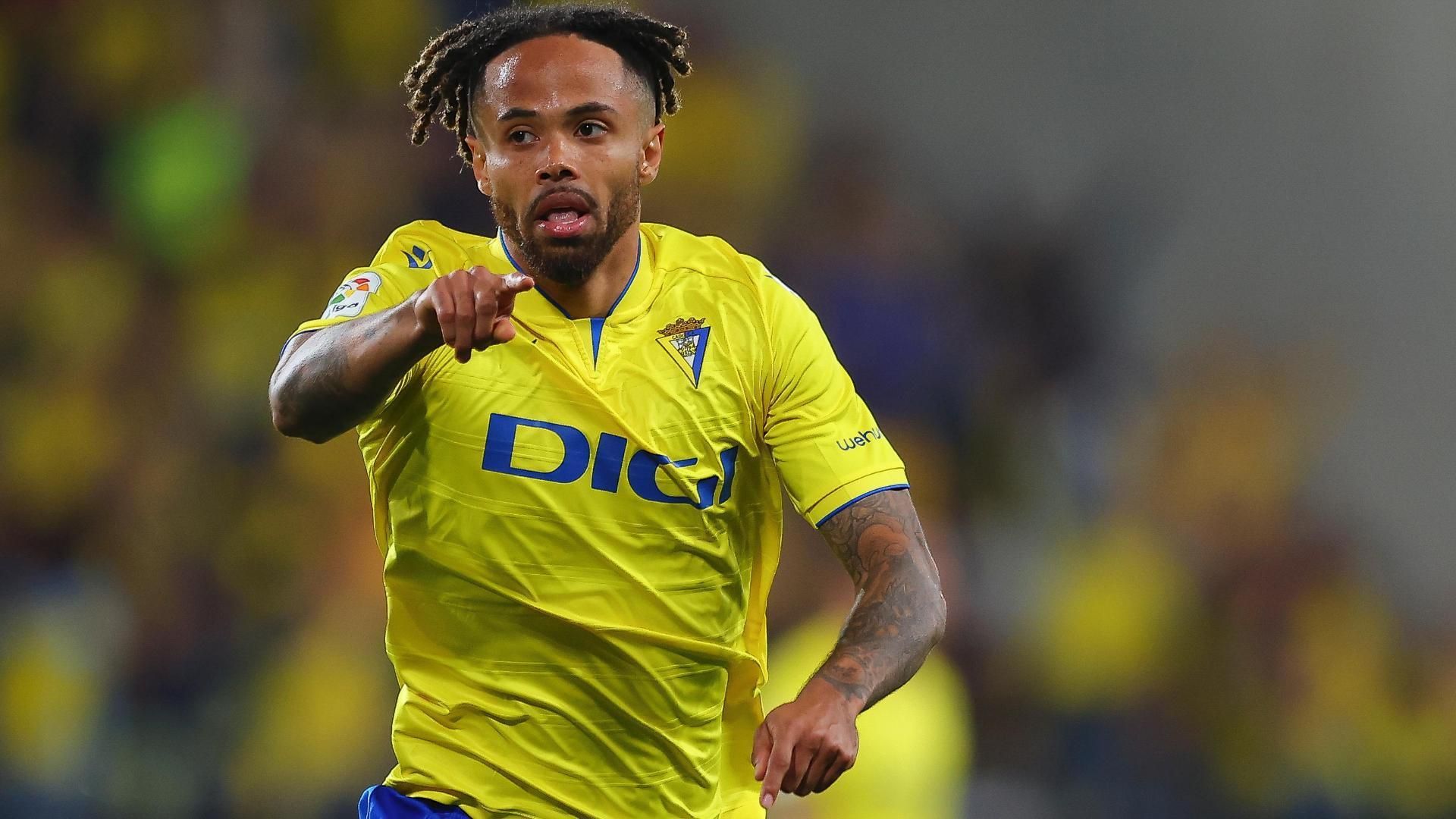 Theo Bongonda blasts a long-range strike off the crossbar for a Cadiz ...