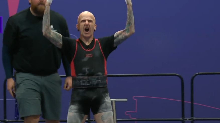 Phil Brown's powerlifting entrance and performance is electric - ESPN Video