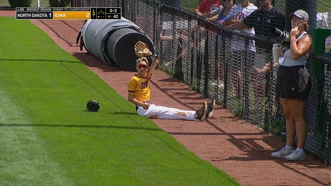 Iowa RF makes a sensational catch in foul territory - ESPN Video