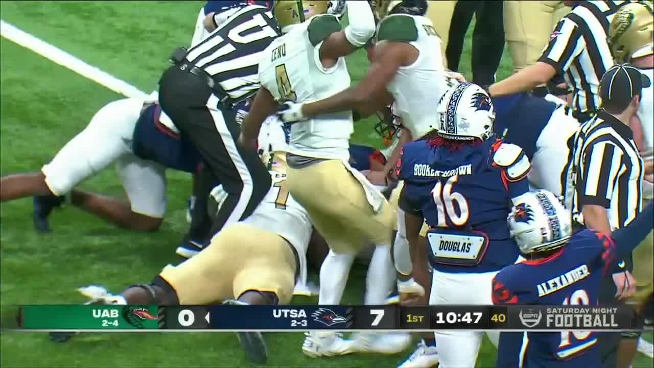 Trey Moore makes timely sack vs. UAB - ESPN Video