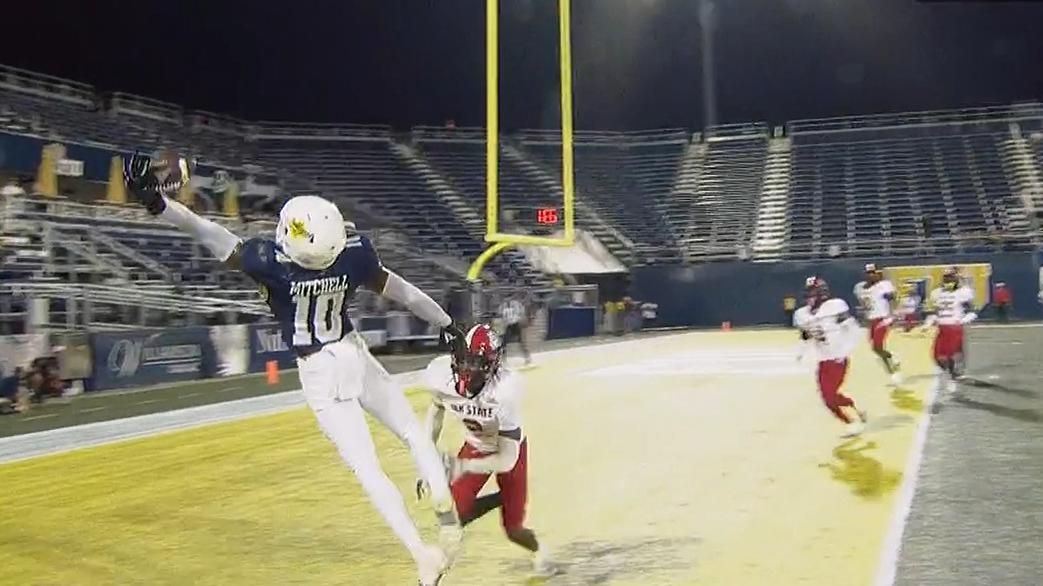 FIU's Kris Mitchell needs just 1 hand to make sensational TD grab ...