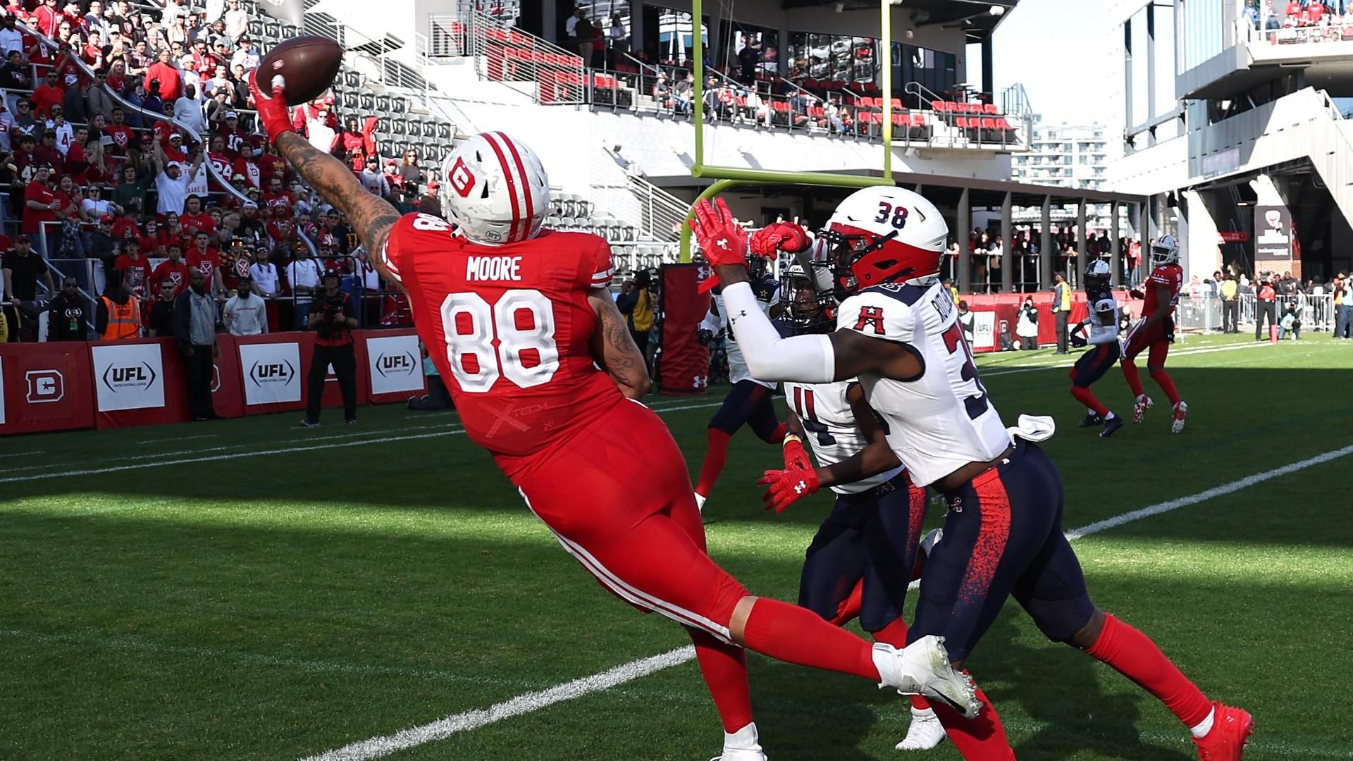 Briley Moore makes stunning one-handed catch for TD - ESPN Video