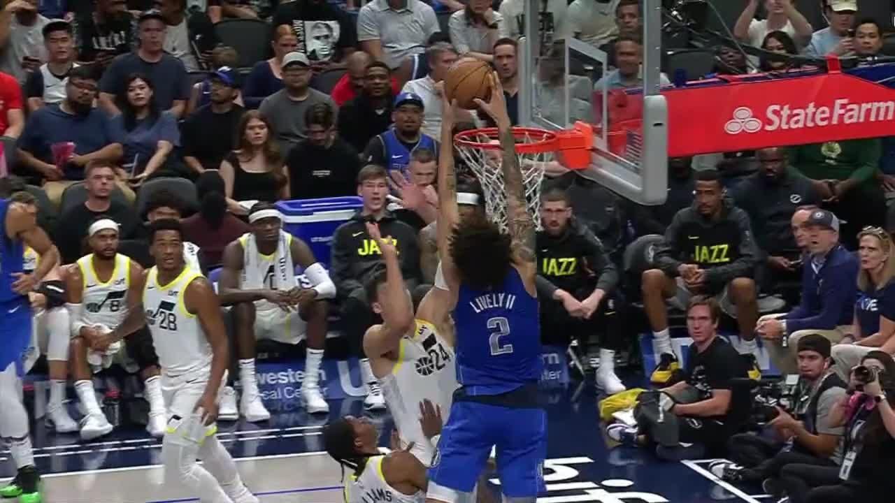 Dereck Lively throws down the lob from P.J. Washington for a Mavs alley ...