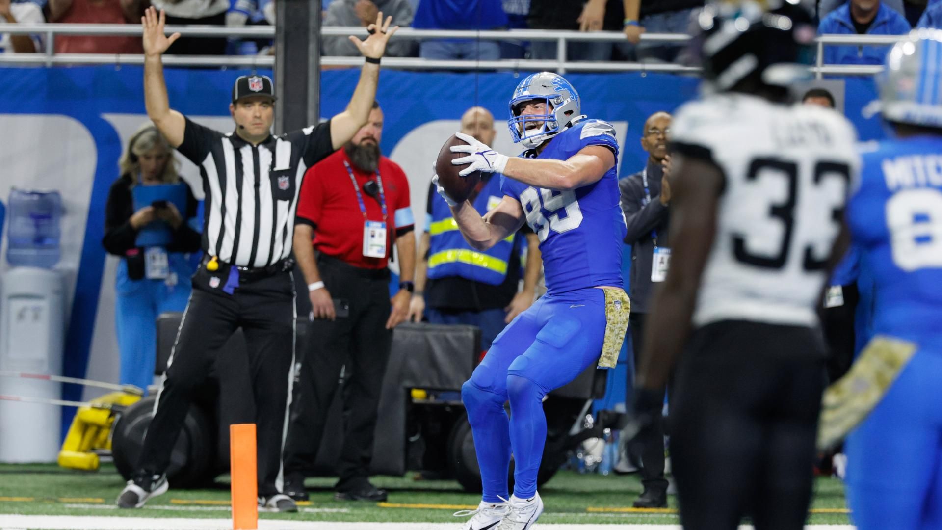 Jared Goff throws it to a wide-open Brock Wright for the Lions 6th TD ...