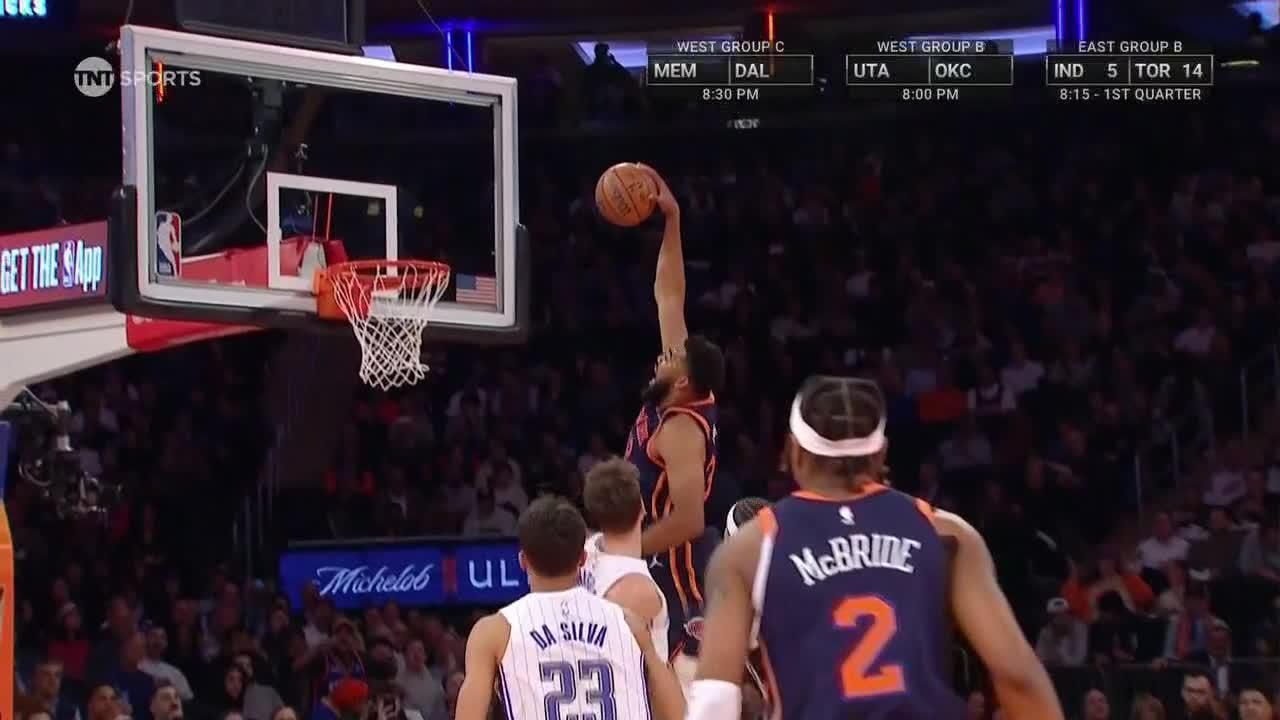 Brunson feeds KAT for a rim-rattling flush - ESPN Video