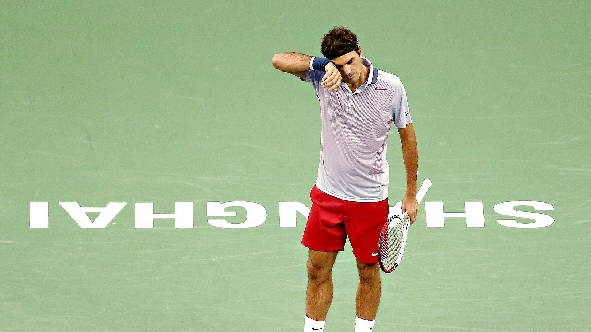 Roger Federer upset in Shanghai - ESPN