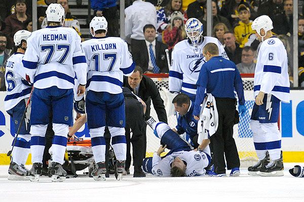 Steven Stamkos of Tampa Bay Lightning suffers leg injury against Boston ...