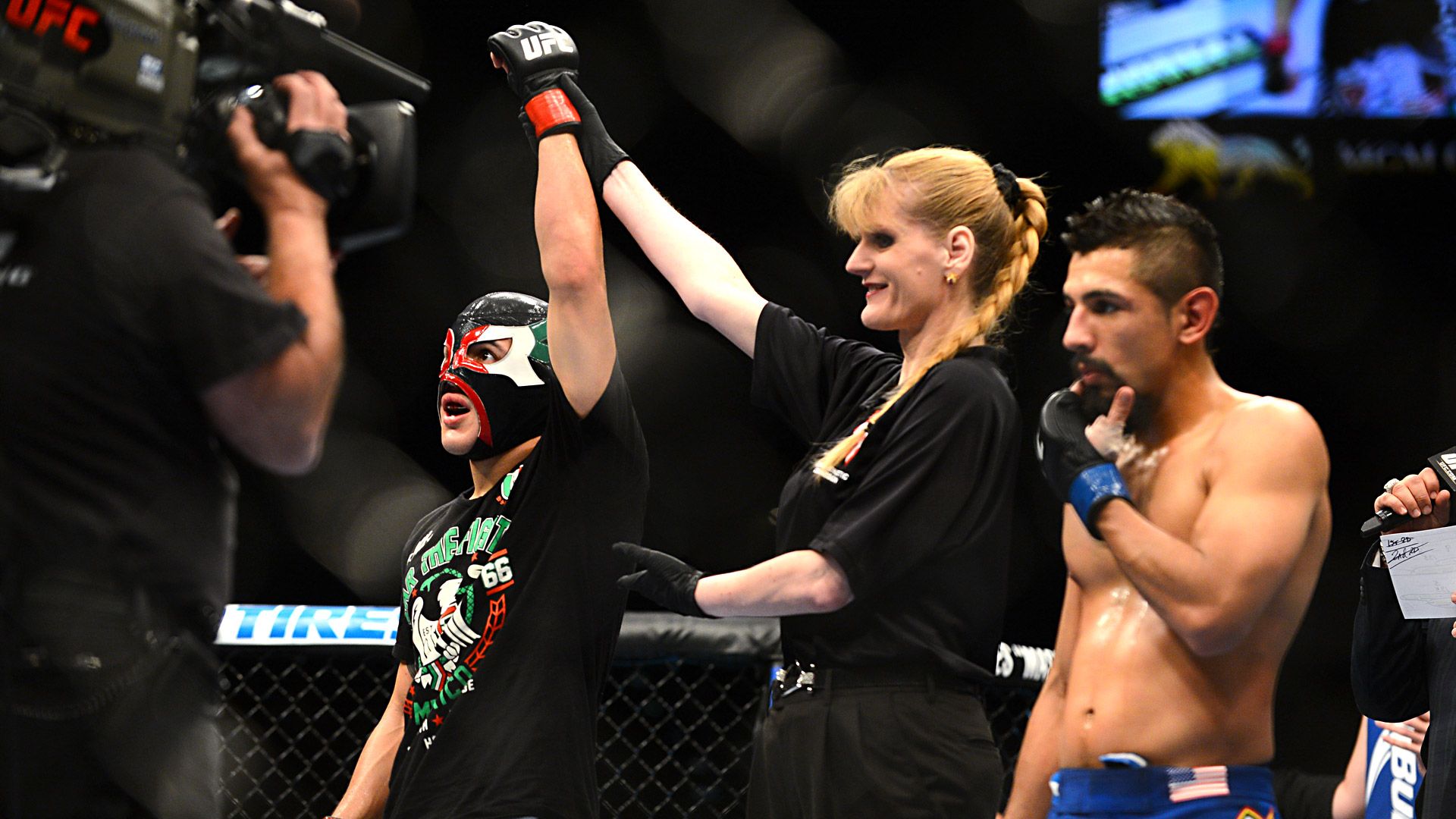 UFC 167 Roundup -- Georges St-Pierre beats Johny Hendricks, says he's ...