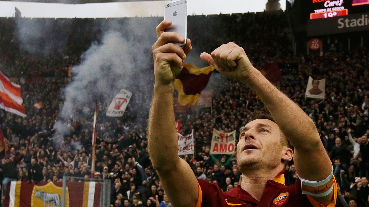 Francesco Totti celebrates Roma goal by taking selfie - ESPN