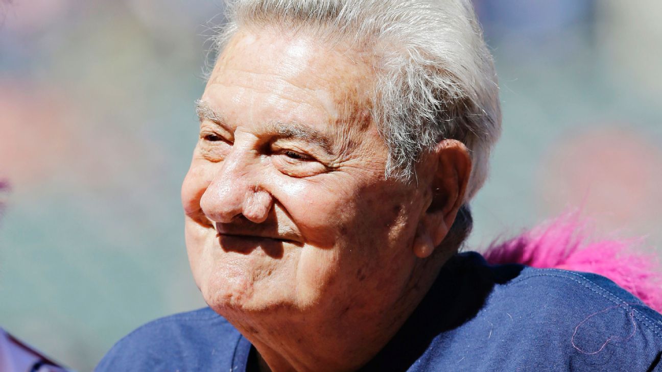 Cleveland Indians anthem singer Rocco Scotti dies - ESPN