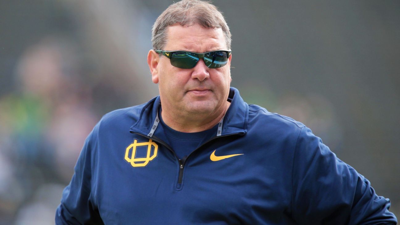 Tennessee Volunteers' interim head coach Brady Hoke to wear headset in ...