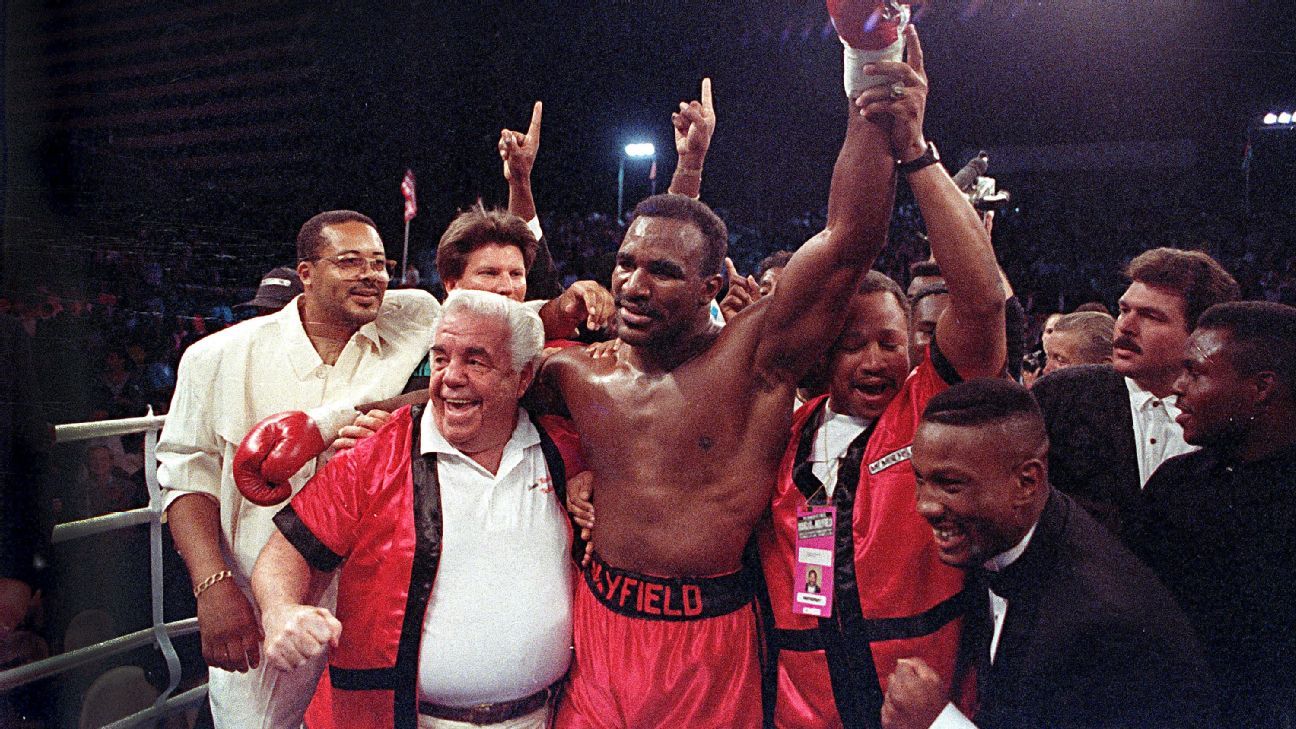 Boxing Hall of Famer Lou Duva dies at 94, handled 19 champs - ESPN
