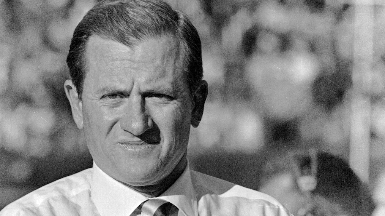 Frank Broyles, who led Arkansas to 1964 title, dies at 92 - ESPN