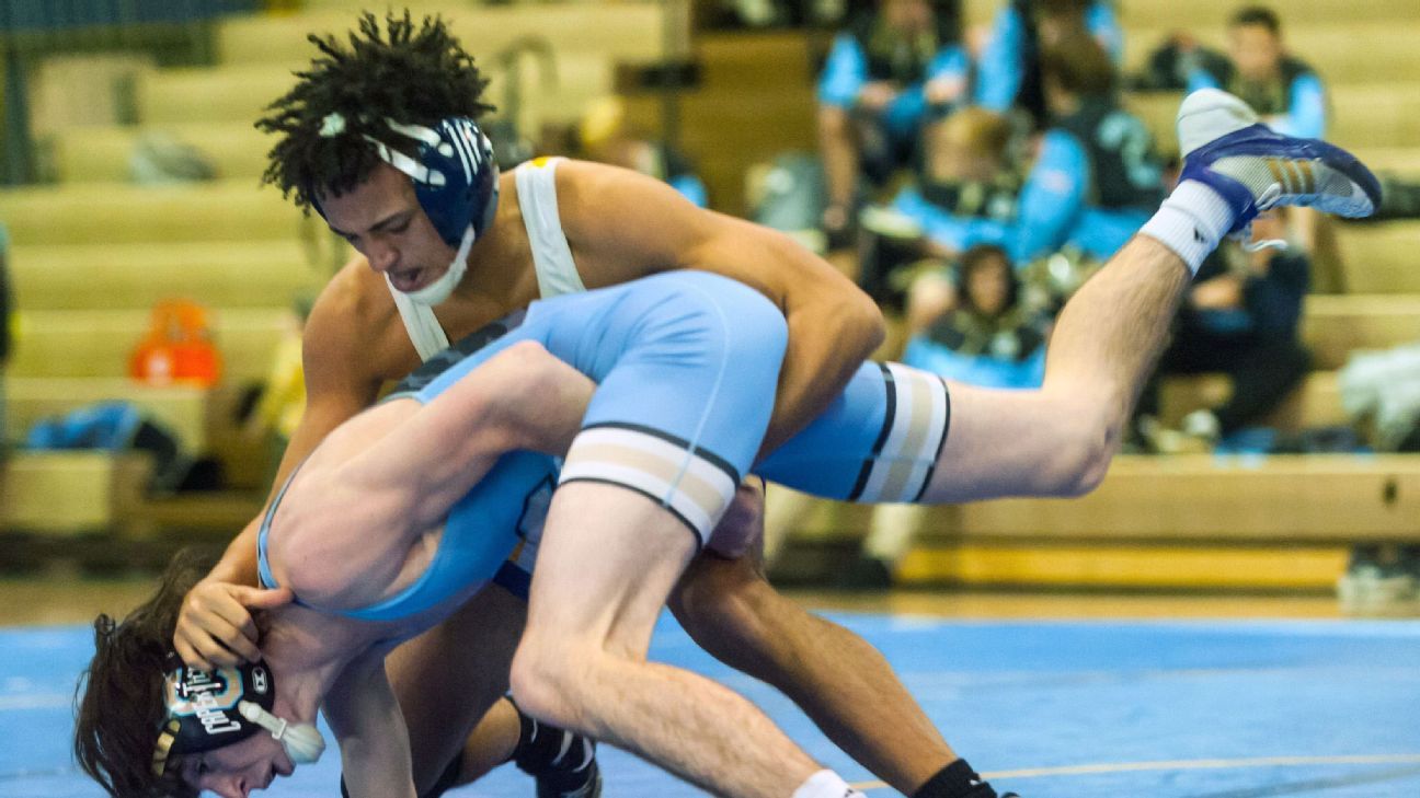 Ref who made wrestler cut locks banned 2 years - ESPN