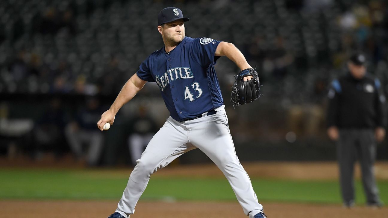 Padres firman al veterano Adam Warren