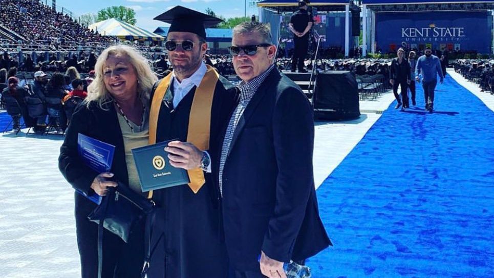Julian Edelman presume su graduación en Kent State - ESPN
