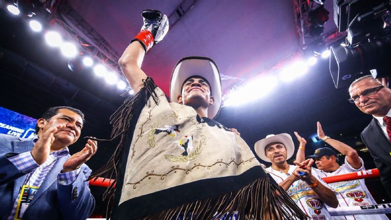 Emanuel 'Vaquero' Navarrete y Jessie Magdaleno levantan la mano por ...
