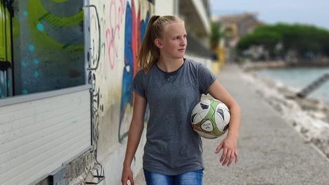 The hands-down coolest way to get a soccer ball into a backpack - ESPN