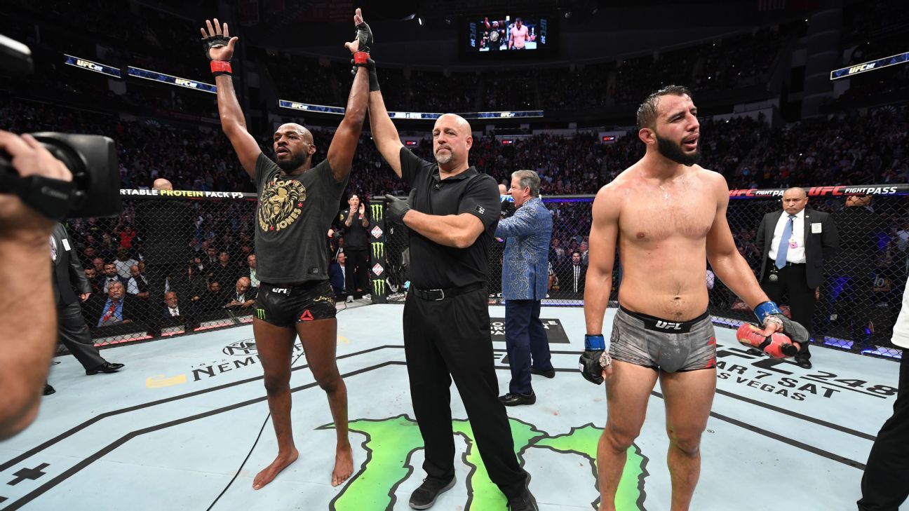 Comentarista do UFC critica juiz que deu quatro rounds para Jones ...