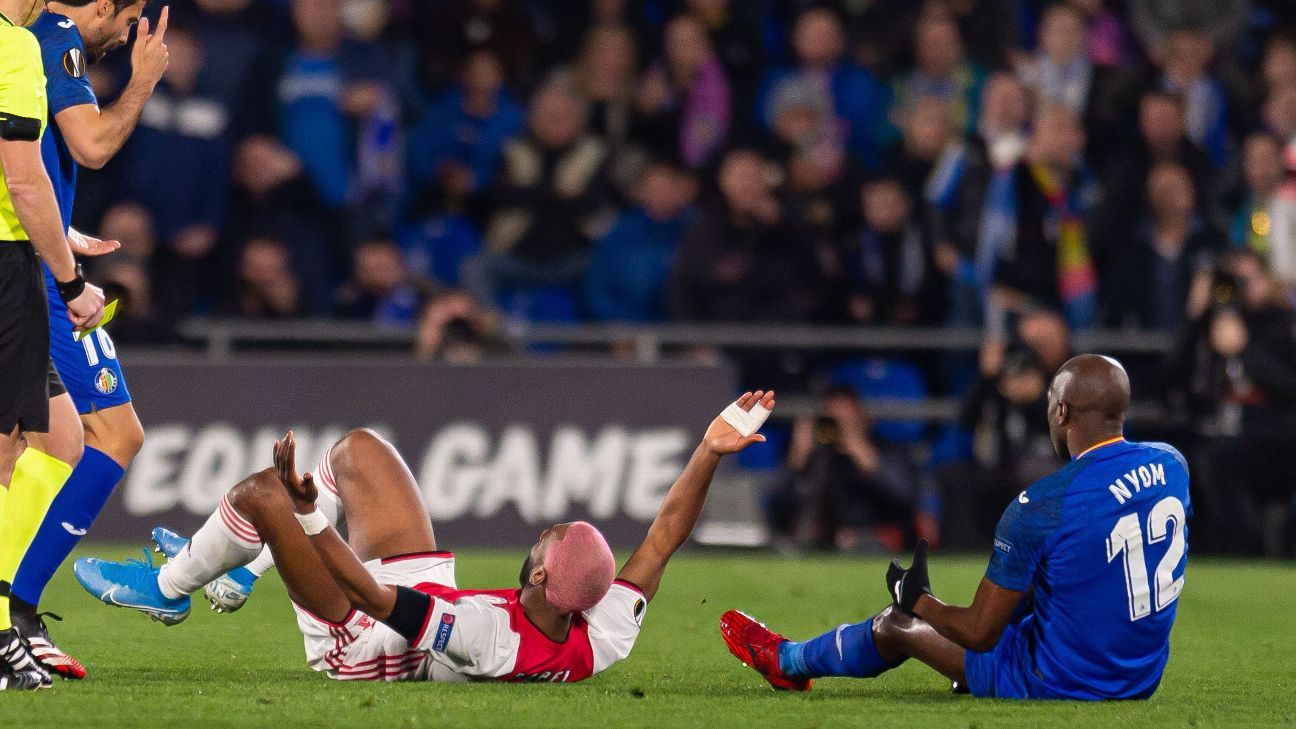 Ajax star Babel mocks opponent for faking injury in Europa League - ESPN