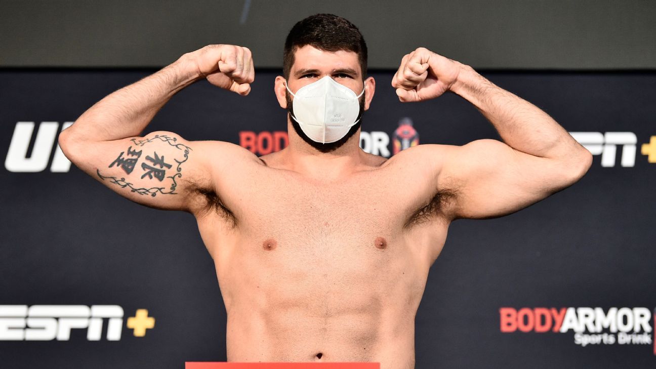 Único brasileiro no UFC Las Vegas, Philipe Lins vence fácil a balança e ...