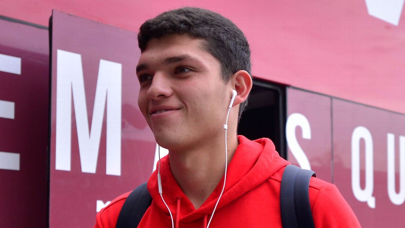 Positivos a Covid-19 en Chivas "orillan" al debut del 'Chevy' Martínez ...