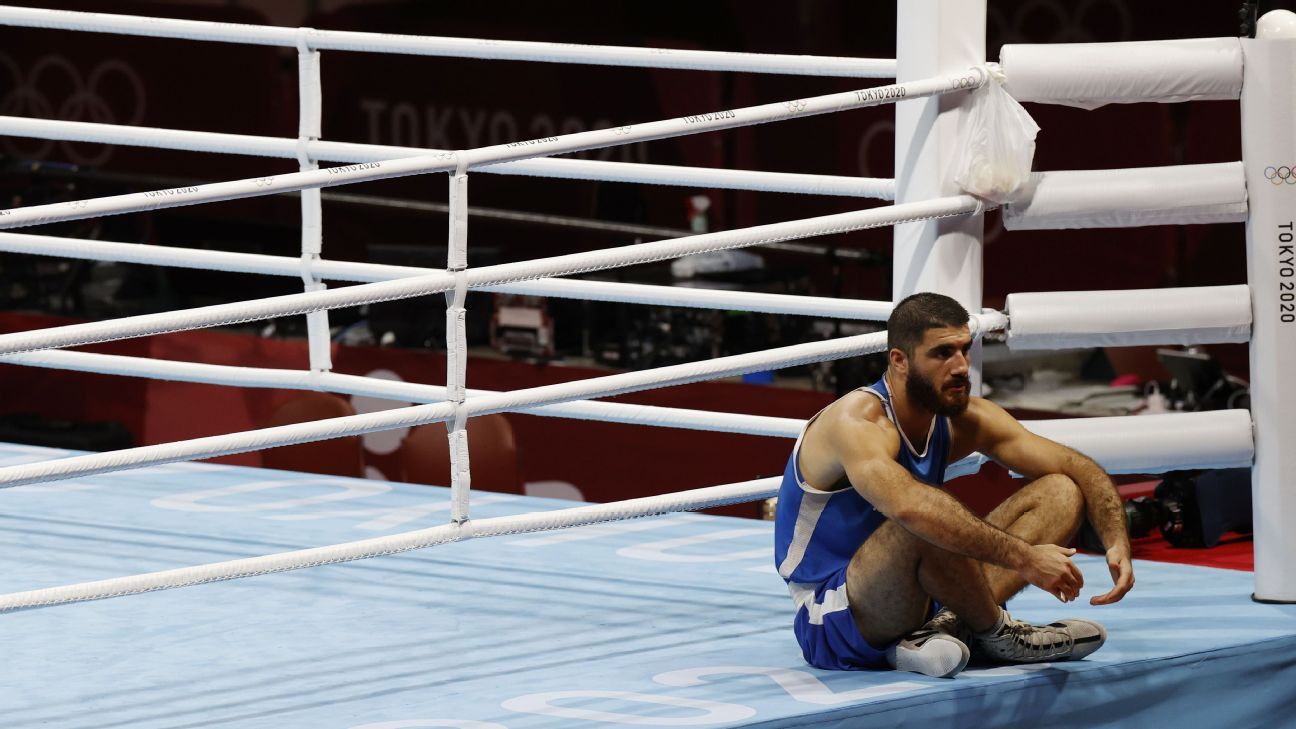 Boxeador francés protesta sentado en el ring tras derrota por ...