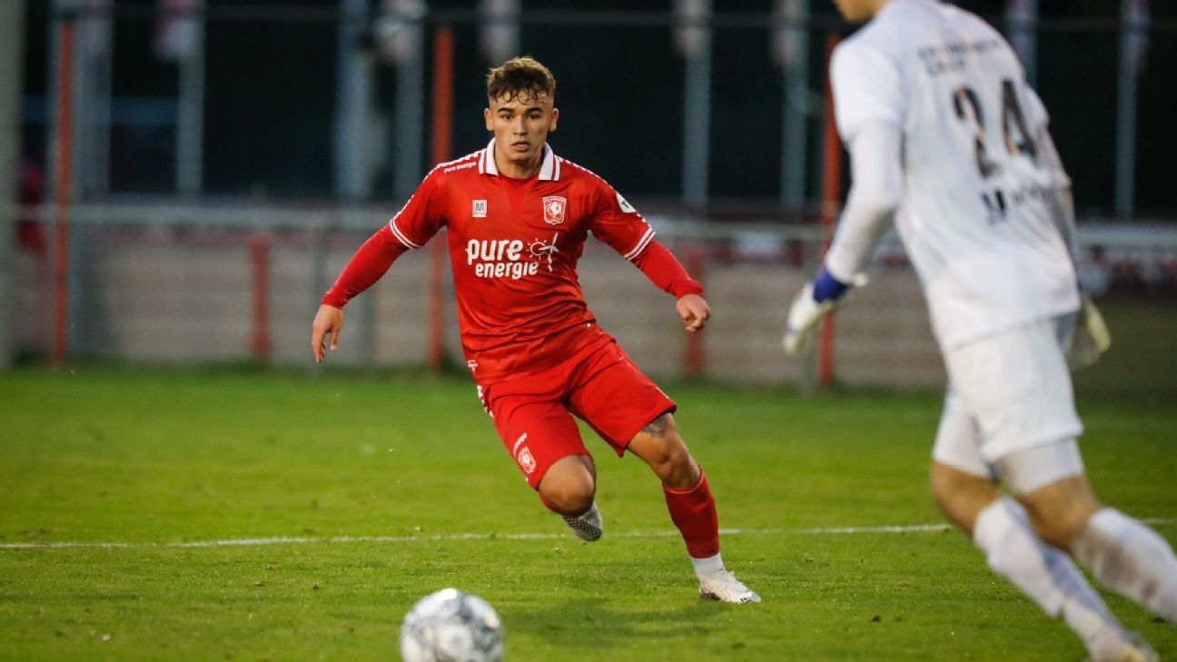 Capitán del Twente acudió a Bryan Ruiz para conocer detalles de Manfred ...