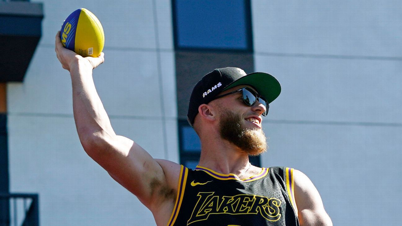 Cooper Kupp celebra título de los Rams con homenaje a Kobe Bryant