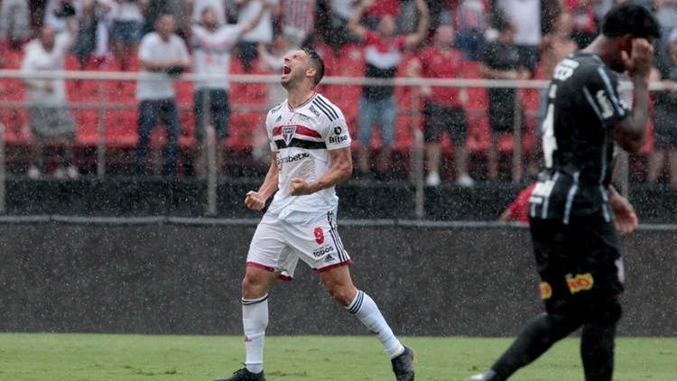 Calleri é de novo decisivo para o São Paulo em clássico, festeja gol e ...