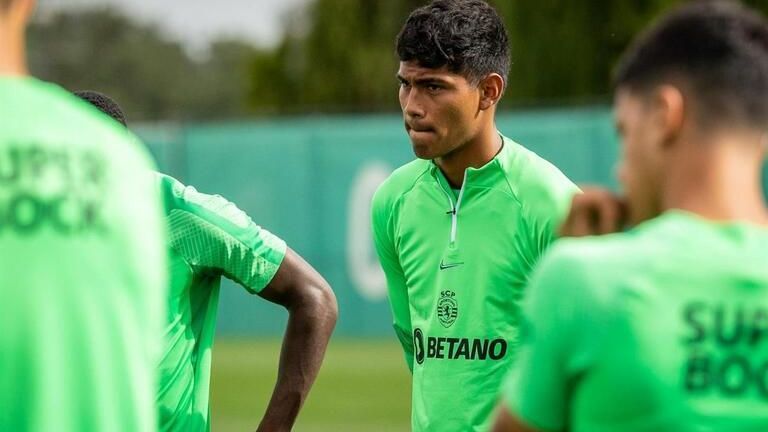 El mexicano Jesús Alcántar entrena con el primer equipo del Sporting de ...