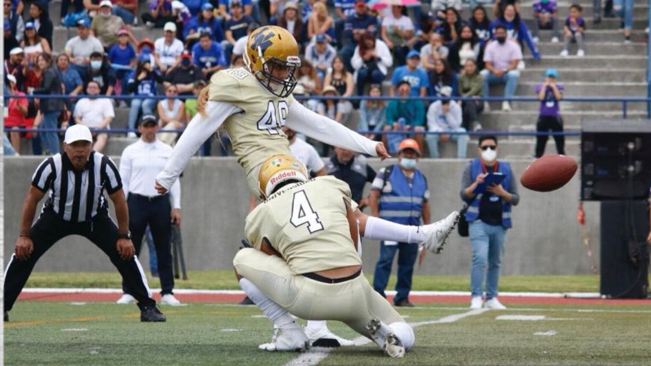 Andrea Martínez convierte punto extra y es la primera mujer en jugar en ...