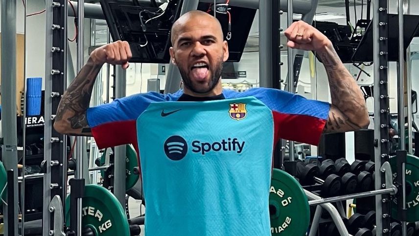 De olho na Copa do Mundo, Daniel Alves ganha aval de Xavi e volta ao ...