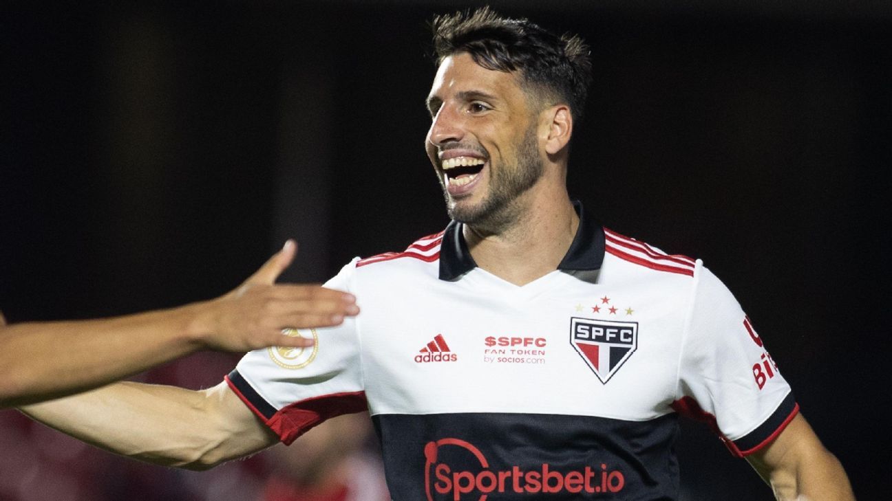 Calleri marca dois, São Paulo vence jogo adiado contra o Coritiba e ...