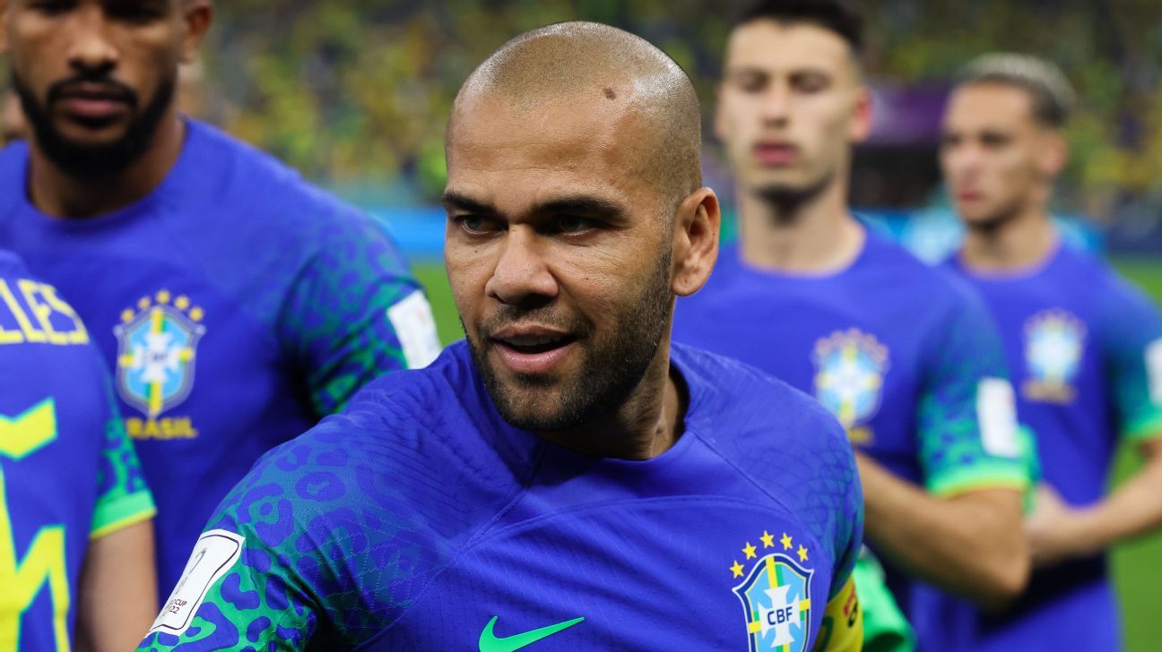 Dani Alves Titular Ante Camerún Iguala A Roberto Carlos En Presencias