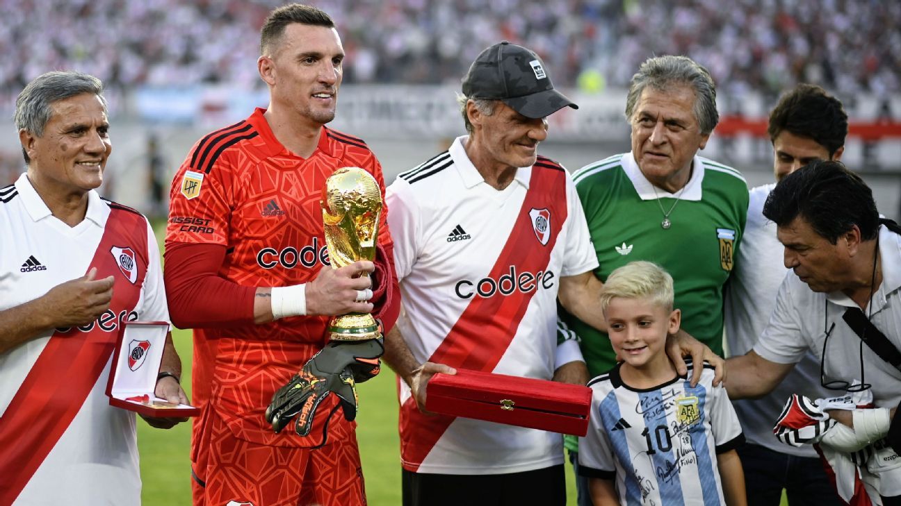 Daniel Passarella regresó al Monumental y River Plate homenajeó a sus ...