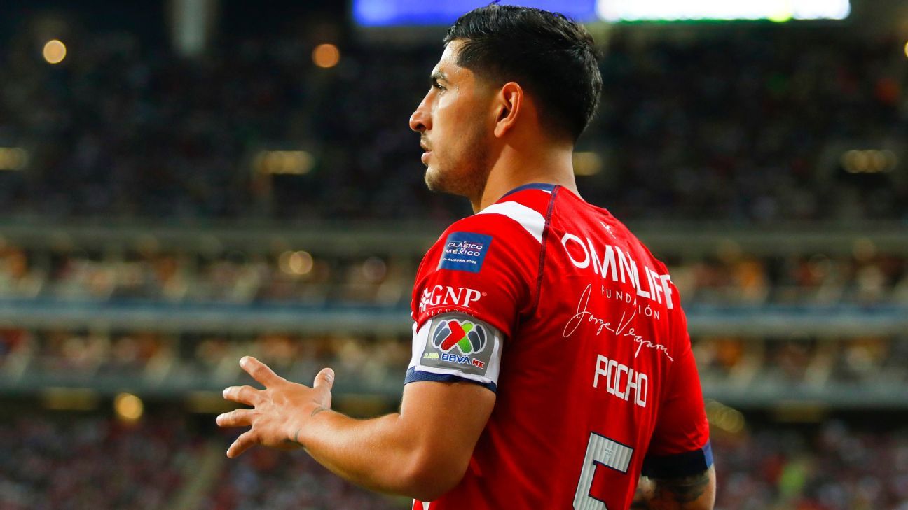 Víctor 'Pocho' Guzmán cerró un gris Clásico Nacional con expulsión - ESPN