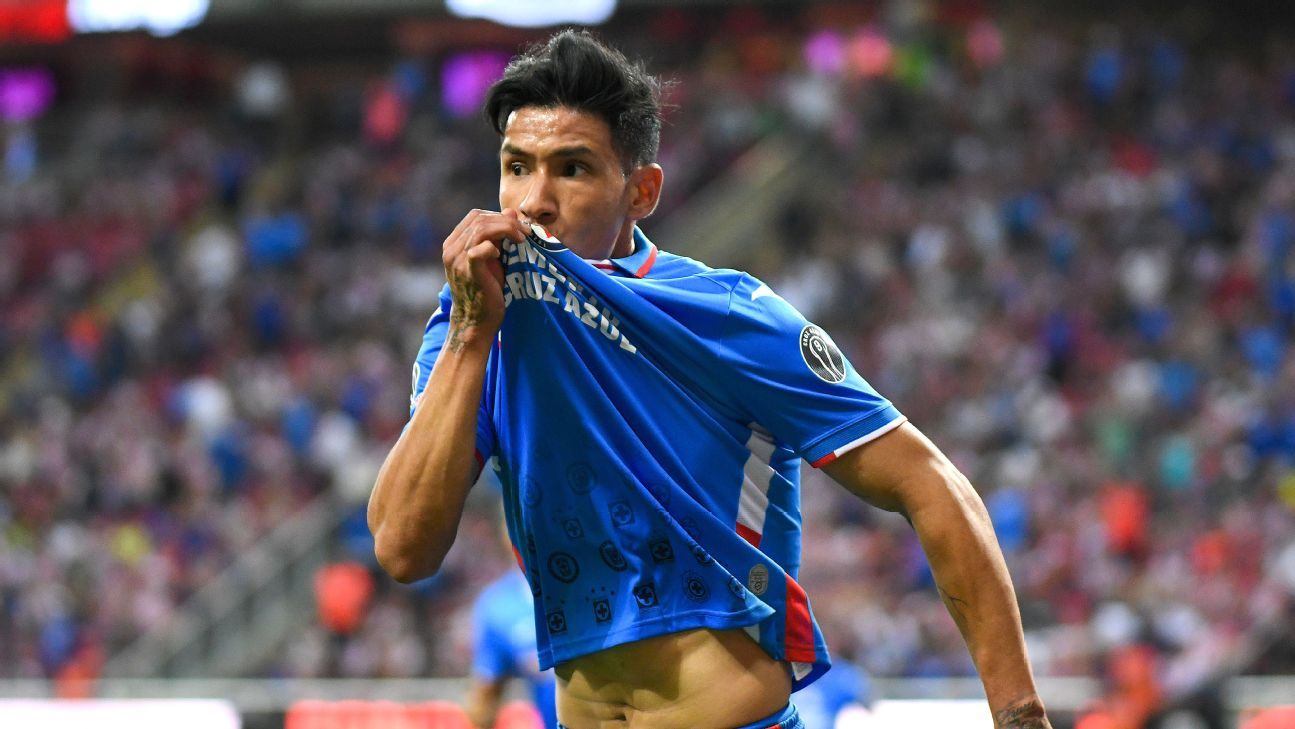 Uriel Antuna besa escudo de Cruz Azul ante afición de Chivas - ESPN