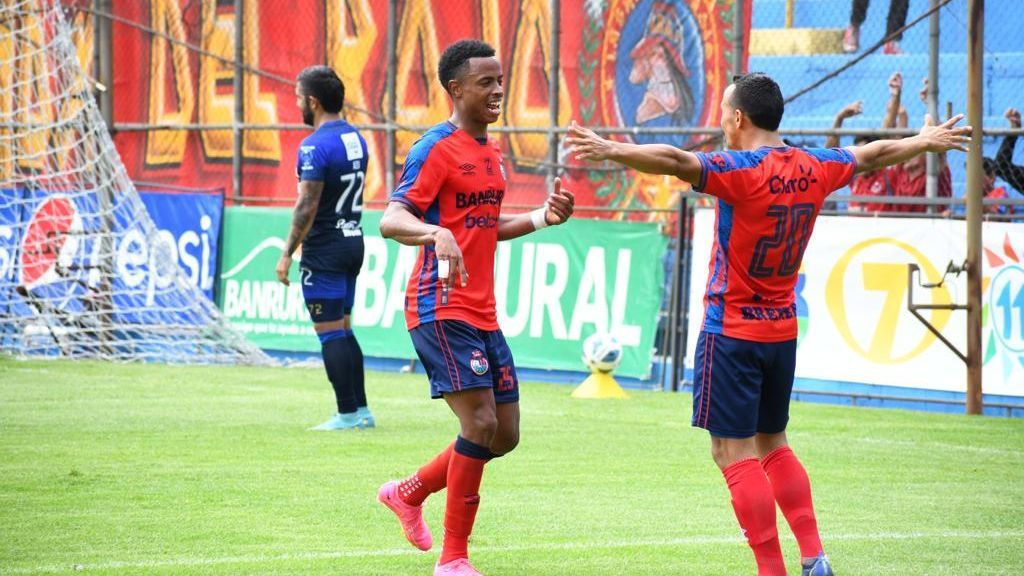 ¡Festín rojo! Yasnier Matos se luce con triplete y Municipal llega a ...